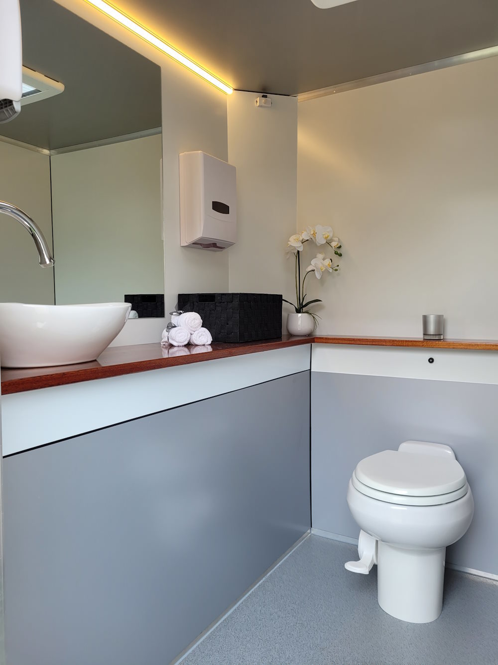 Portable Luxury Toilet Hire | Mobile Bathrooms Auckland